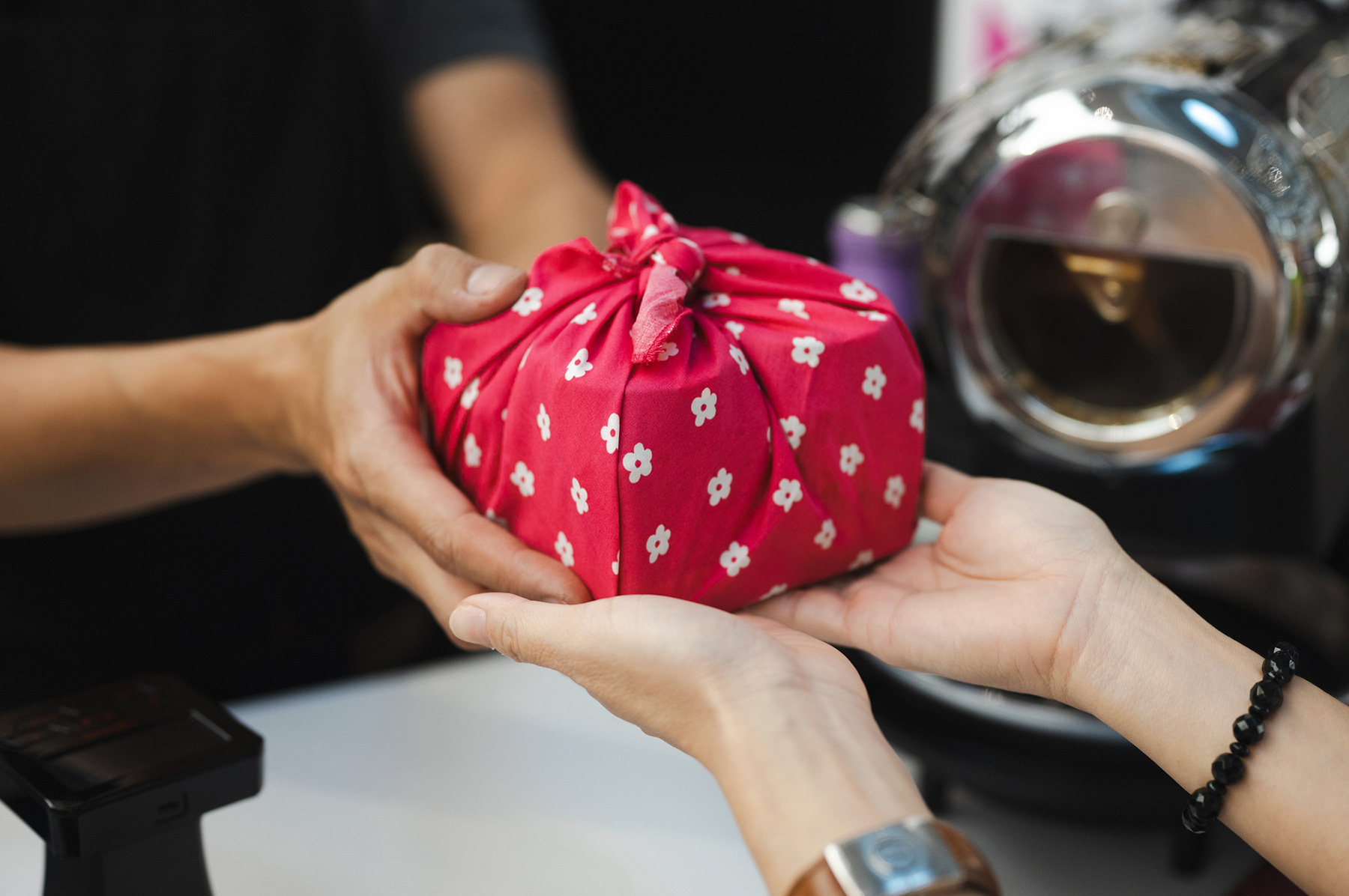 Unlocking the Art of Japanese Business Gift-Giving - GLOBIS Europe